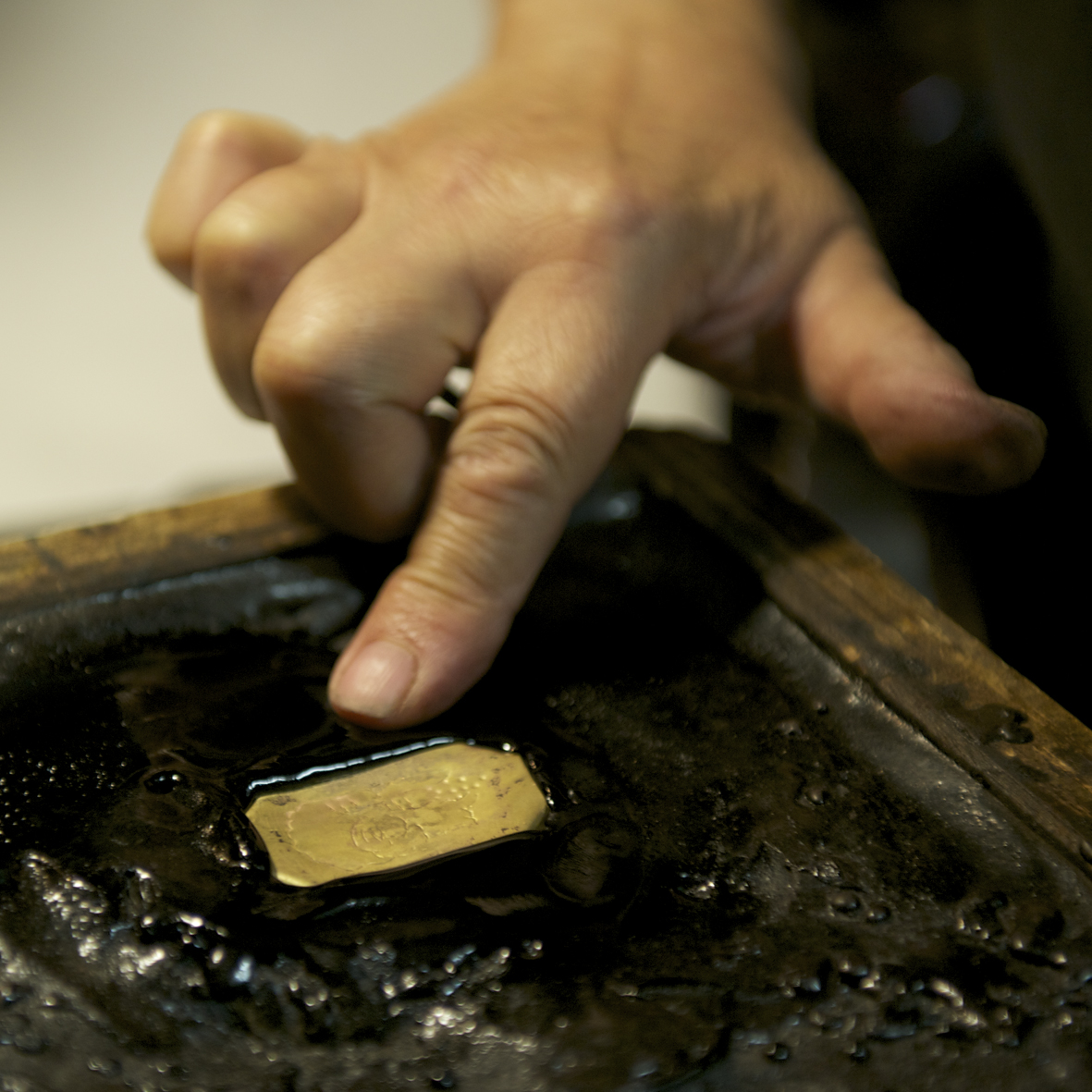 come nascono i gioielli tra racconti e reportage ...: Il cesello ...