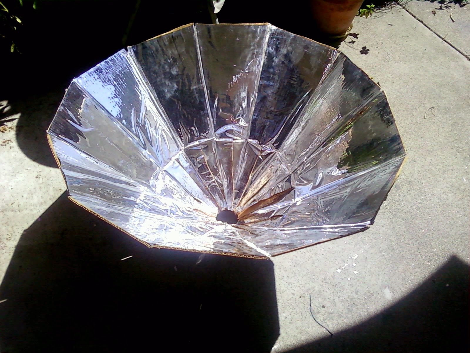 DansDIY: Folding Parabolic Solar Cooker