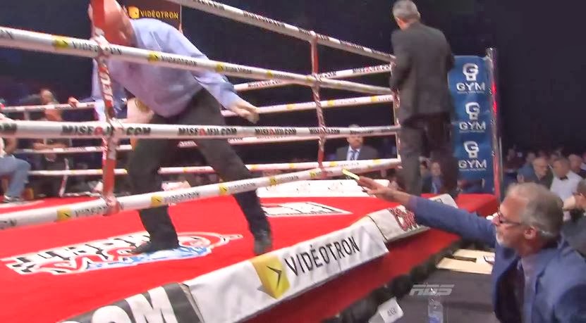 Les juges donnent leur pointage après chaque round à l'arbitre