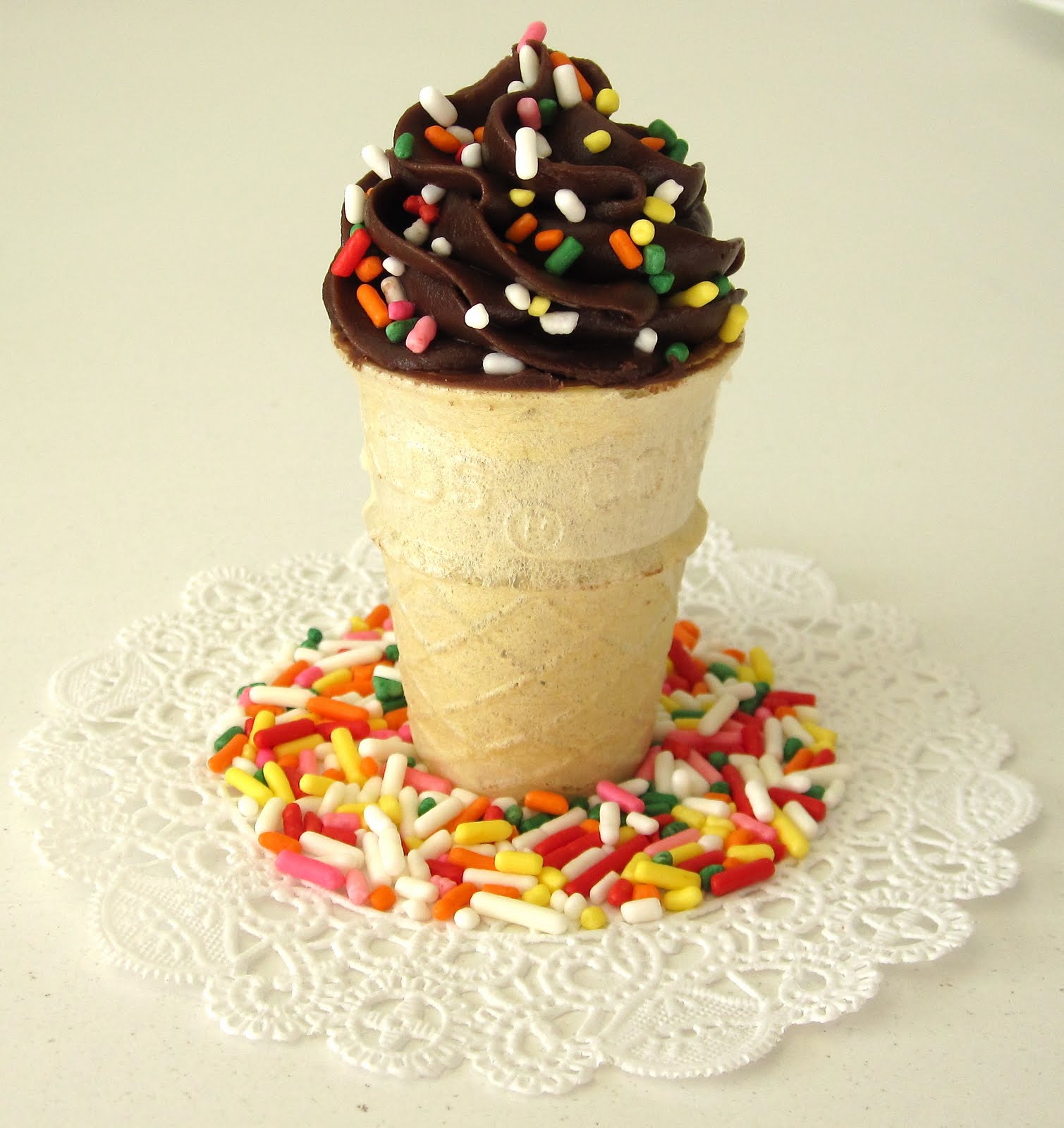 {VIDEO} Cupcake Ice Cream Cones - The Lindsay Ann
