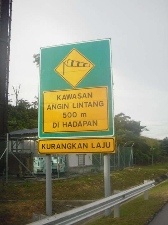 MEMANDU DI LALUAN ANGIN LINTANG