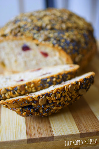 Pełnoziarnisty chleb z kaszą bulgur i bakaliami - Filozofia Smaku