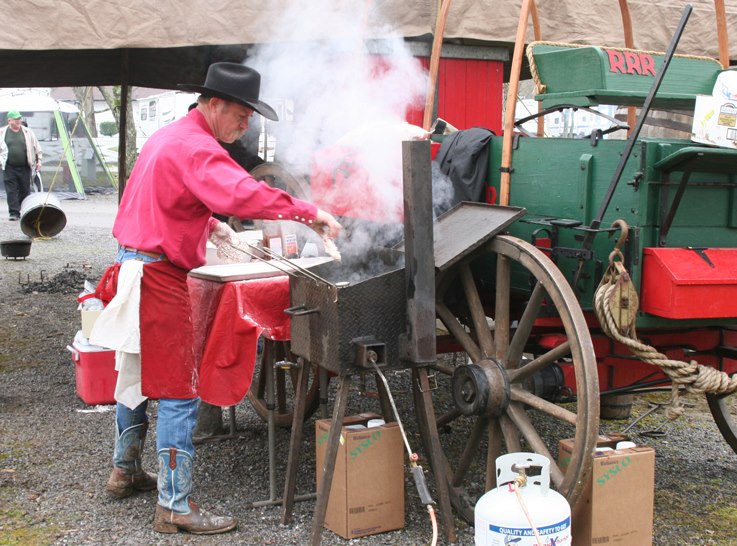 Cowboys and Chuckwagon Cooking : Saddle-Up