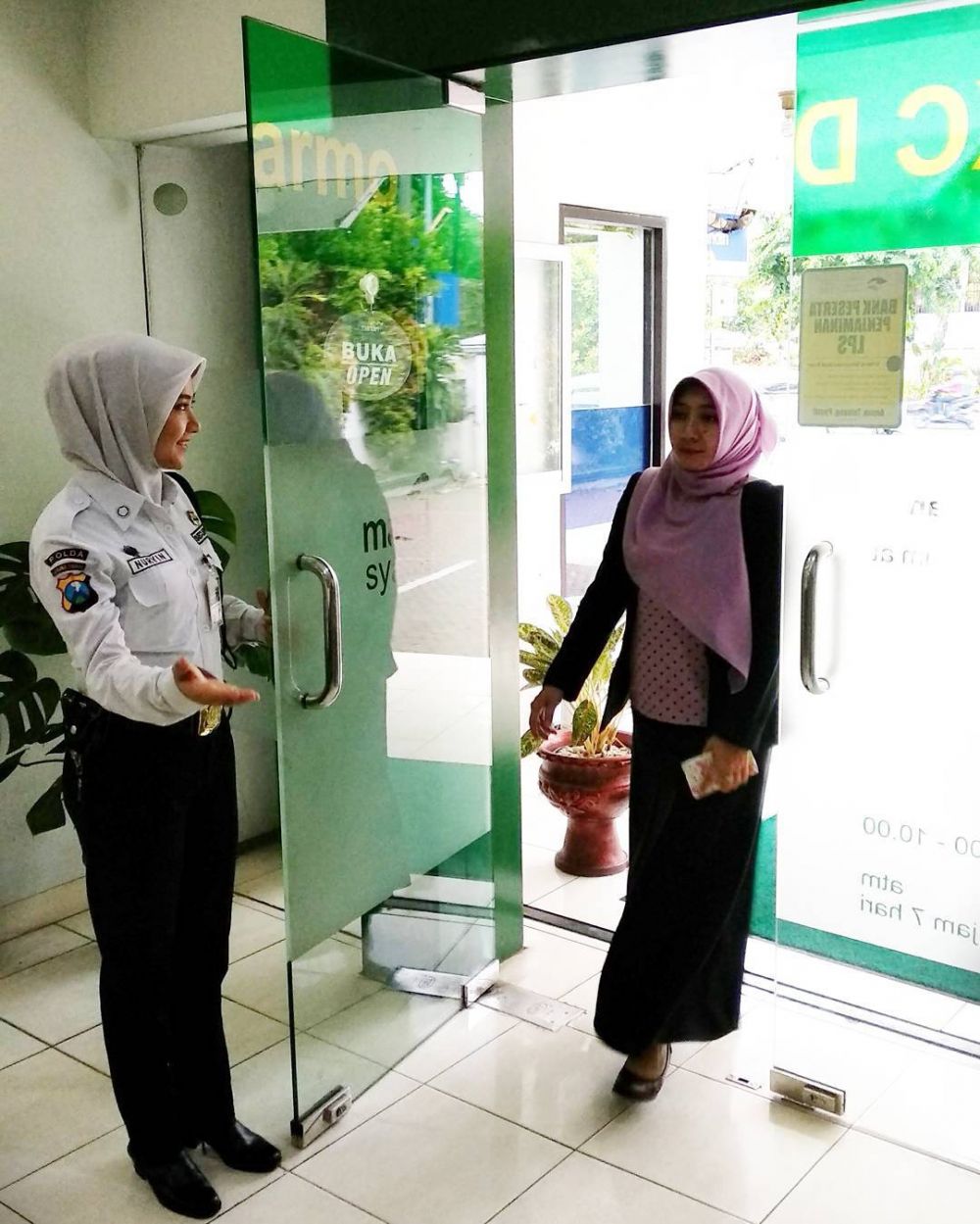 10 Potret cantiknya Nuryin, satpam berhijab yang pernah jadi model ...