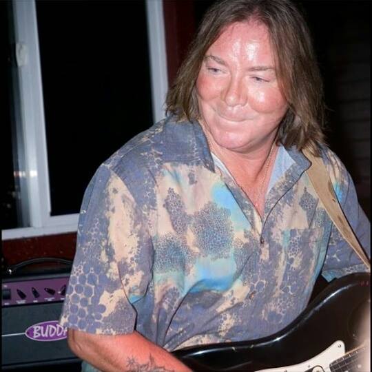 Dave Murray: Tocando com amigos no Havaí. - IRON MAIDEN BRASIL