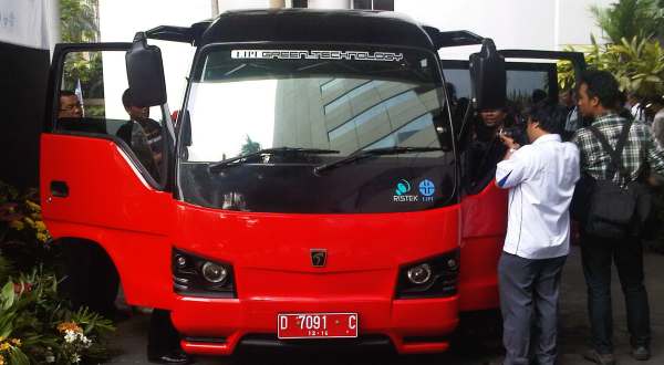 Minibus Buatan Asli Indonesia Dijual dengan harga Rp 900 juta / unit