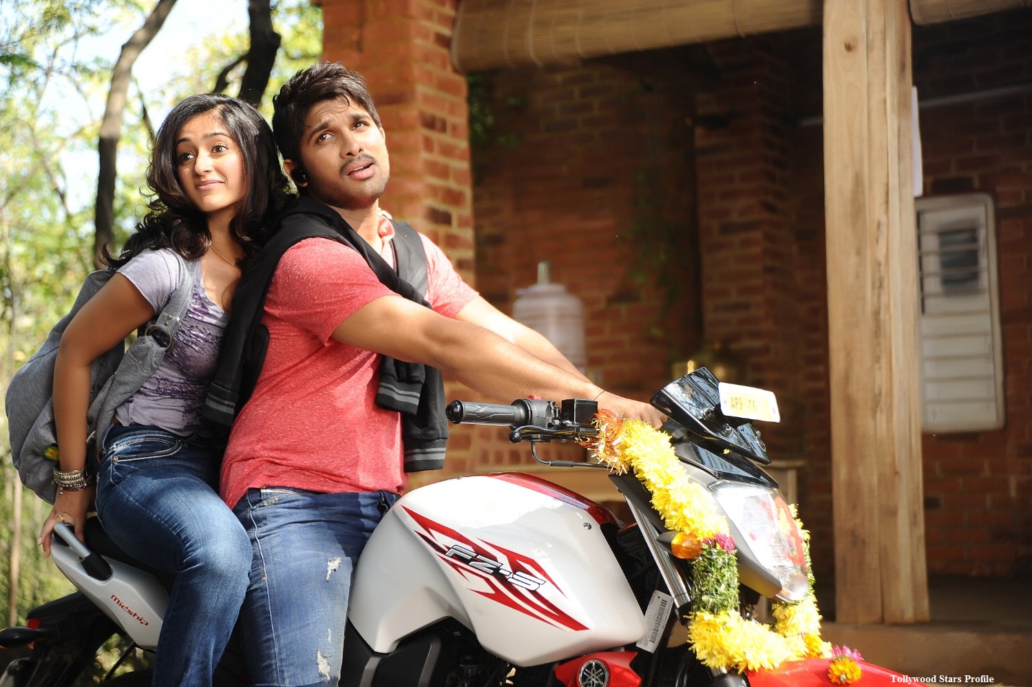 Julayi Movie Live Updates - Movie Torrents
