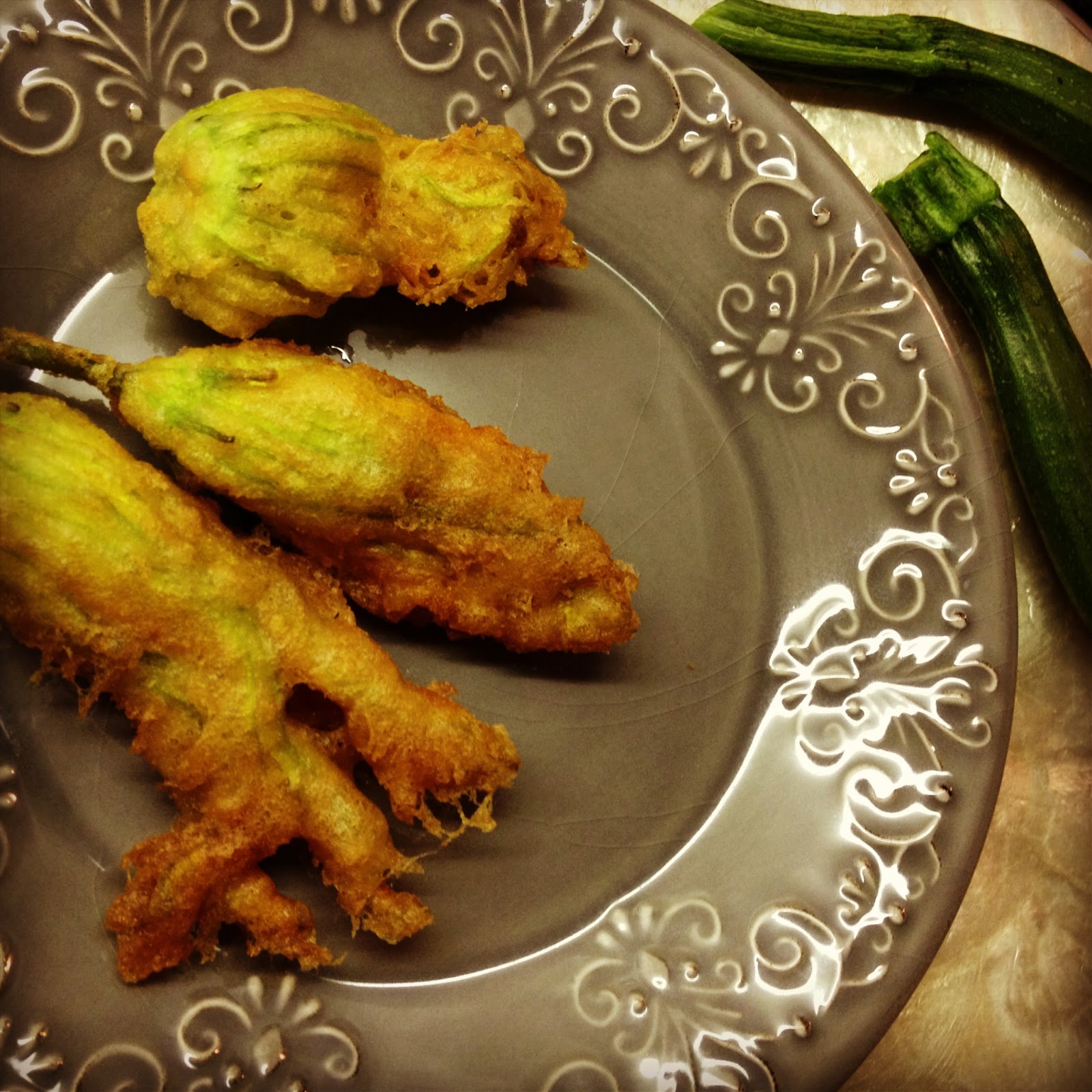 No Mundo de Luisa: Flores de courgette fritas ( fiori di zucca fritti )