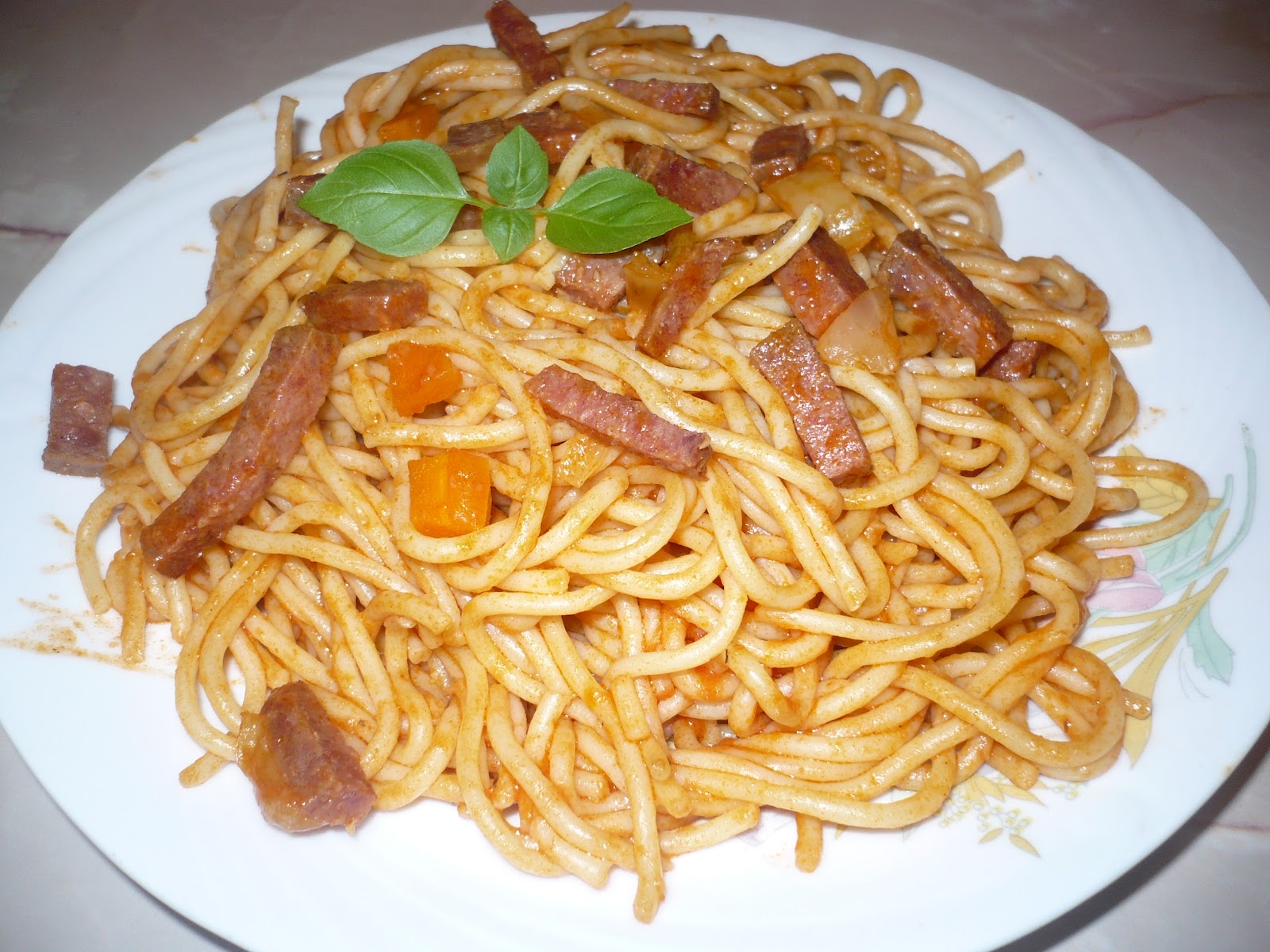 retete culinare - simple si delicioase: Spaghete cu sos de rosii si salam