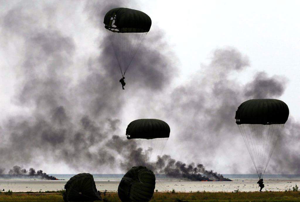 DEFENSE STUDIES: Konsep Penerjunan Prajurit Paskhas di Masa Depan