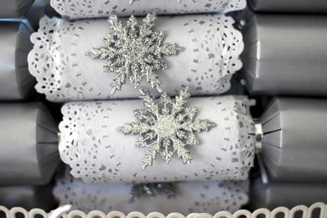 Stylish Settings: Decorating Christmas Crackers or Bon Bons