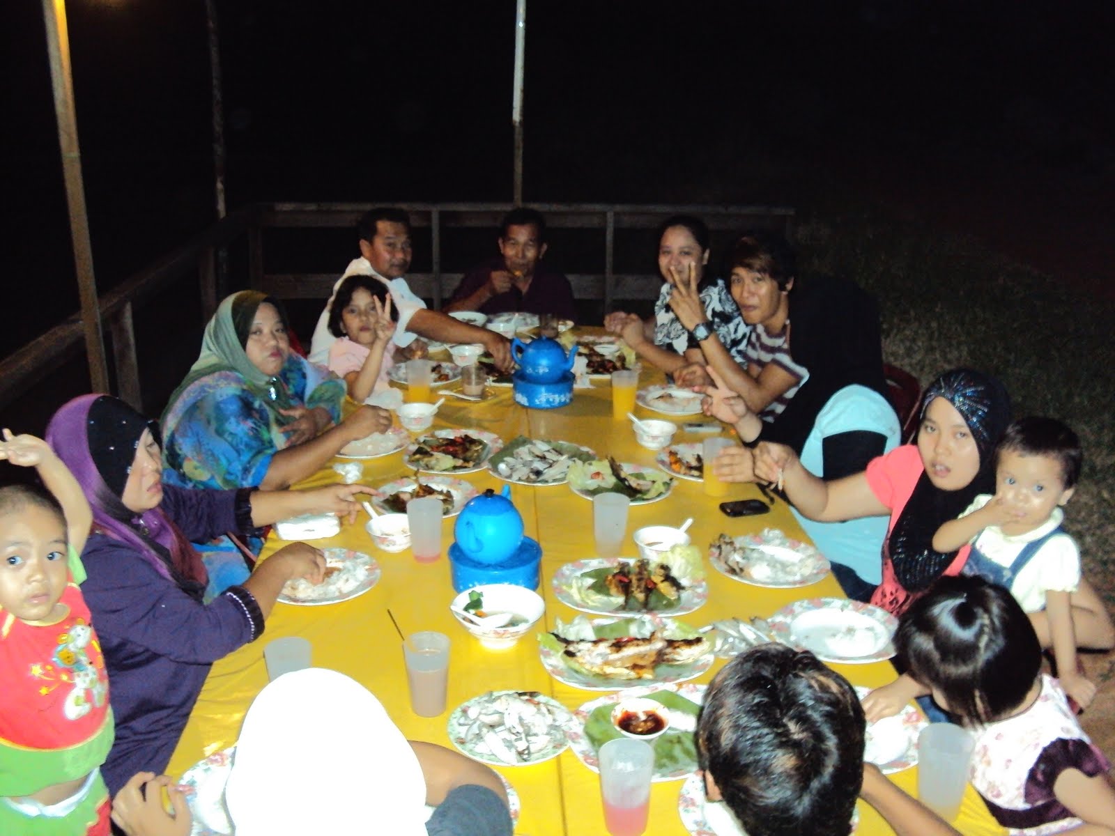 De' Rimbun Inn: PELANGGAN MENIKMATI HIDANGAN