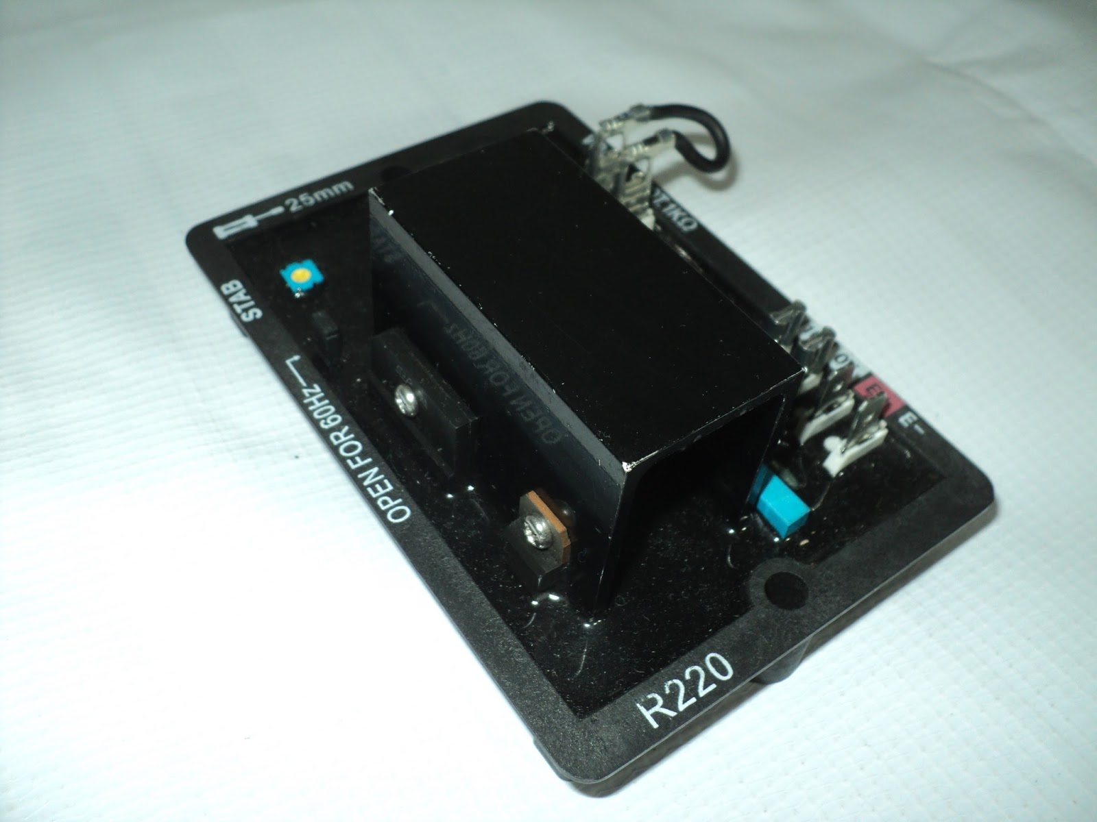 Regulador Automático de Voltaje (AVR) Modelo: R220 ~ GLOPMAR