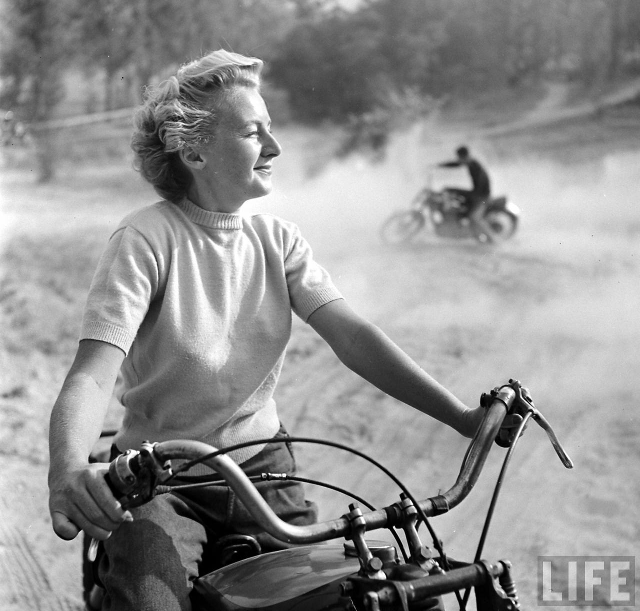 1940s Bike Girls: Fascinating Photos of Female Motorcyclists From 1949 ...