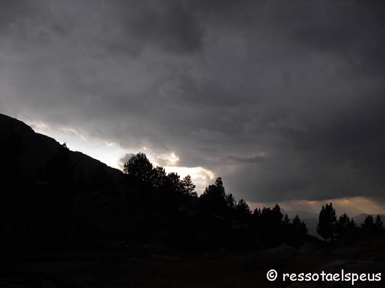 res sota els peus: Les tempestes a la muntanya