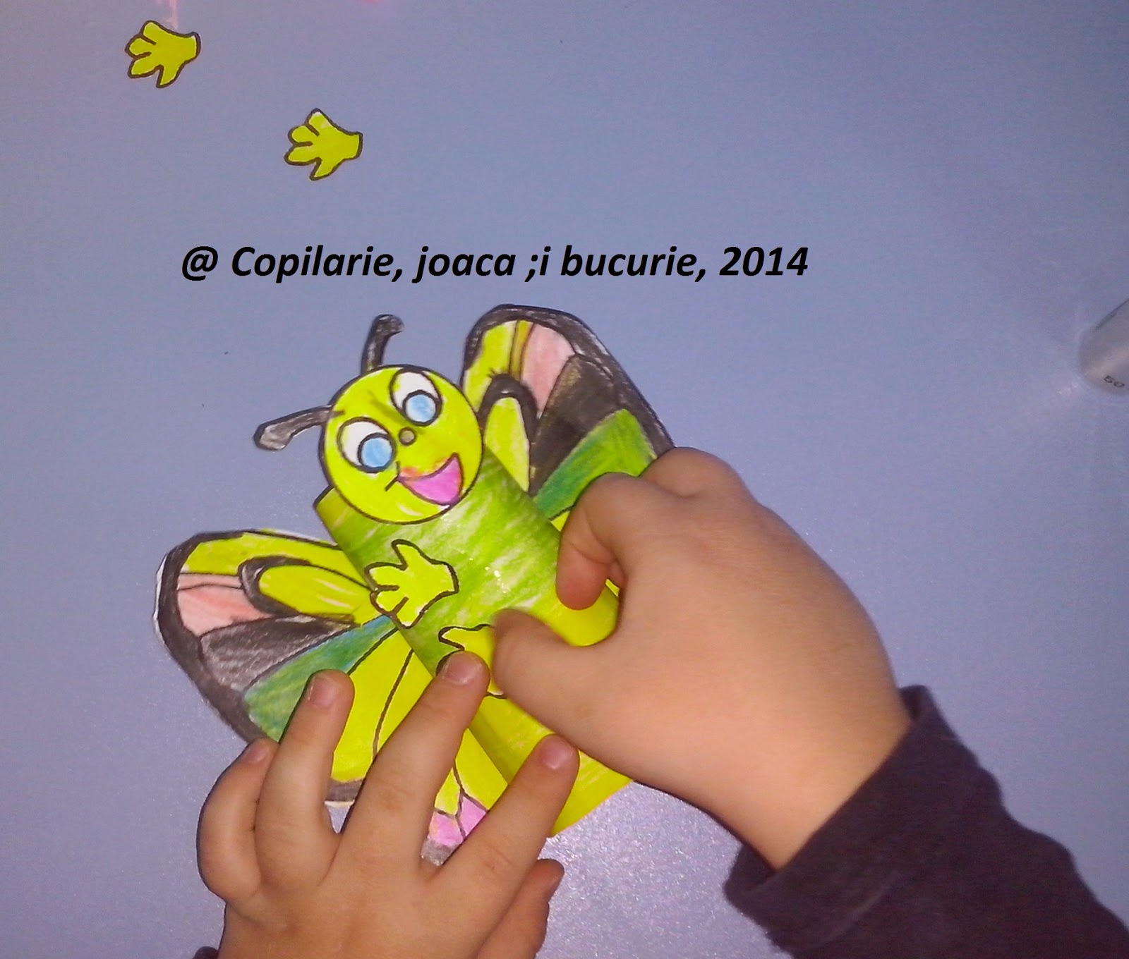 COPILĂRIE, JOACĂ ŞI BUCURIE: Fluture din sul de hârtie igienică