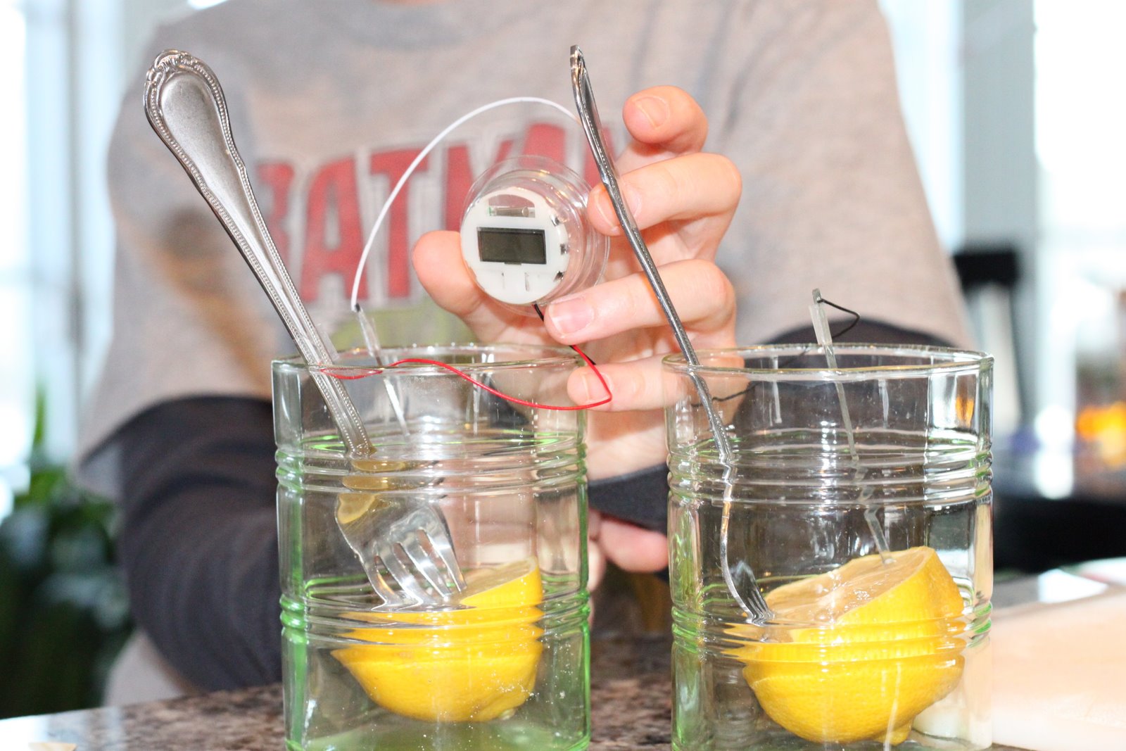 Mommy's Little Peanuts: kitchen science experiment #1- fruit battery