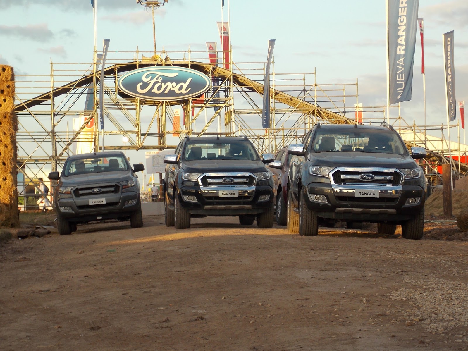 DIECIOCHO RUEDAS: FORD LANZA EN SUDAMÉRICA LA NUEVA RANGER 2016