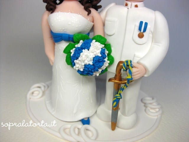 Sopra La Torta: Lucia e Francesco in alta uniforme di marina