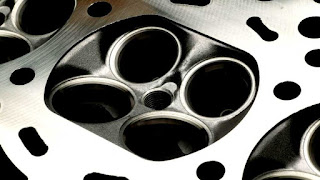 Hemispherical combustion chamber