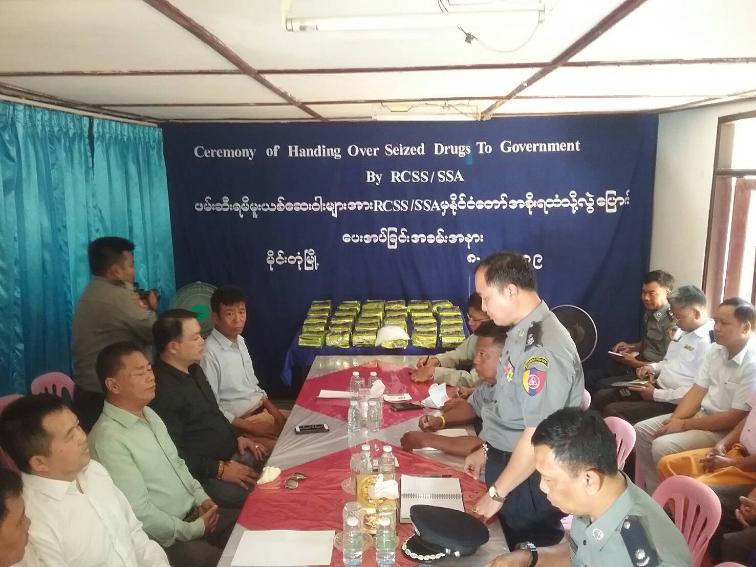 หน่วยงานป้องกันและปราบปรามยาเสพติด RCSS/SSA มอบยาไอซ์ของกลางให้กับกองบังคับการตำรวจแขวงเมืองสาด