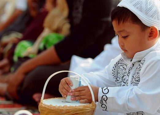 Inilah 10 Keajaiban Bersedekah yang Sangat Luar Biasa