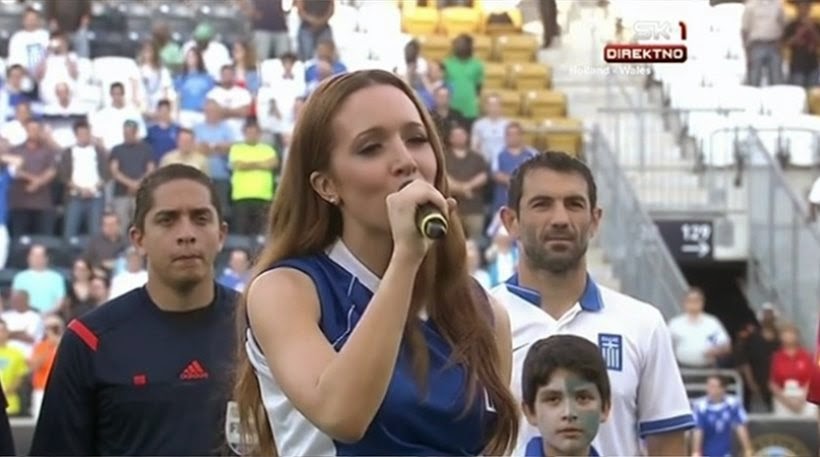 BINTEO: ΜΕ ΤΗΝ ΚΑΛΟΜΟΙΡΑ ΝΑ ΨΑΛΛΕΙ ΤΟΝ ΕΘΝΙΚΟ ΜΑΣ ΥΜΝΟ ΜΠΡΟΣΤΑ ΣΕ ...