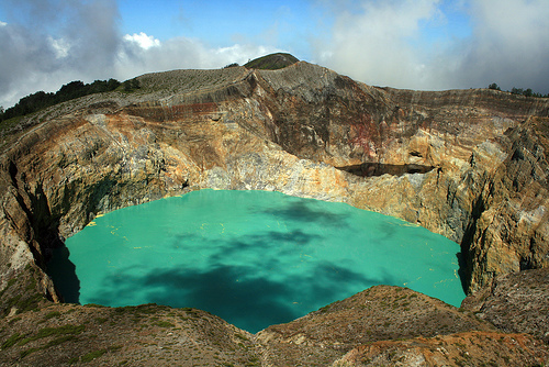 Kelimutu Lake: The Beauty of Three Colors Lake | Beautiful Holiday ...