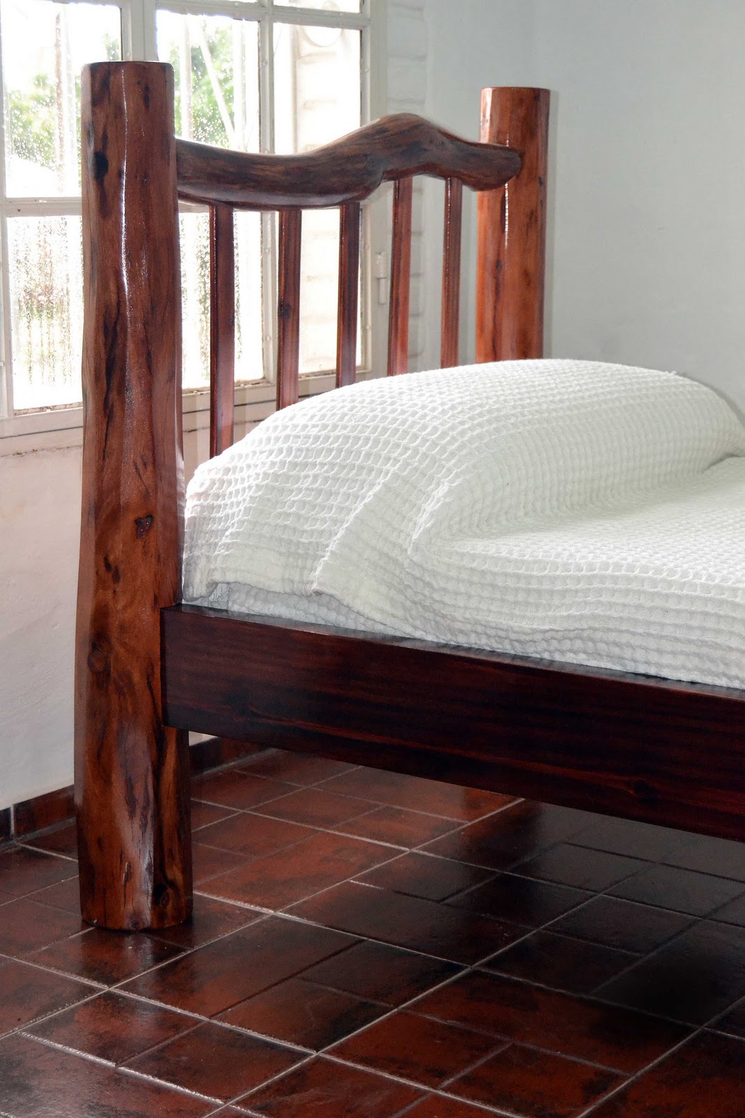 MUEBLES DE QUEBRACHO COLORADO: Cama individual