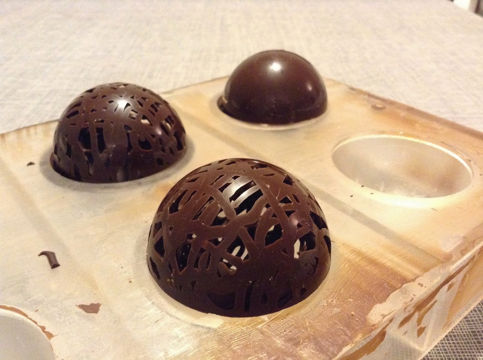 Etat de choc: Sphères dentelle en chocolat pour un dessert surprise!