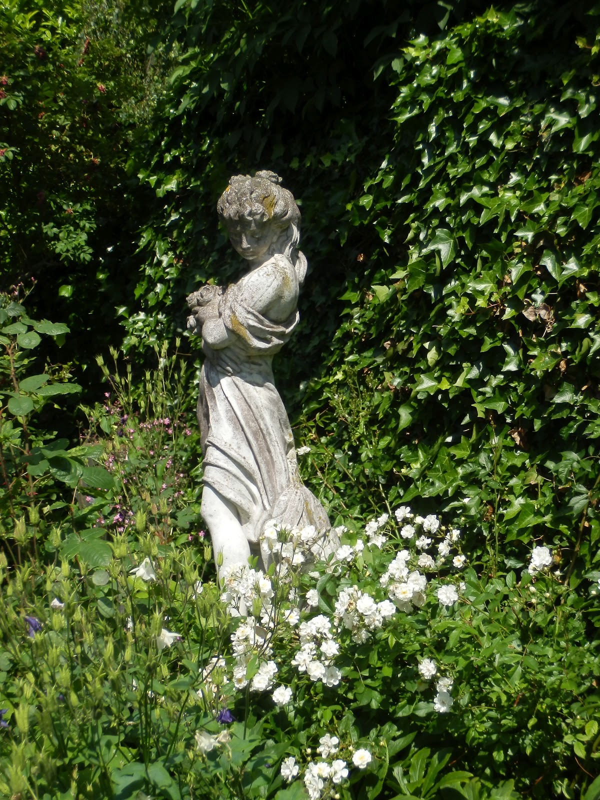 Het Bloeiende Buitenleven: EEN WANDELING DOOR DE TUIN (Deel I)