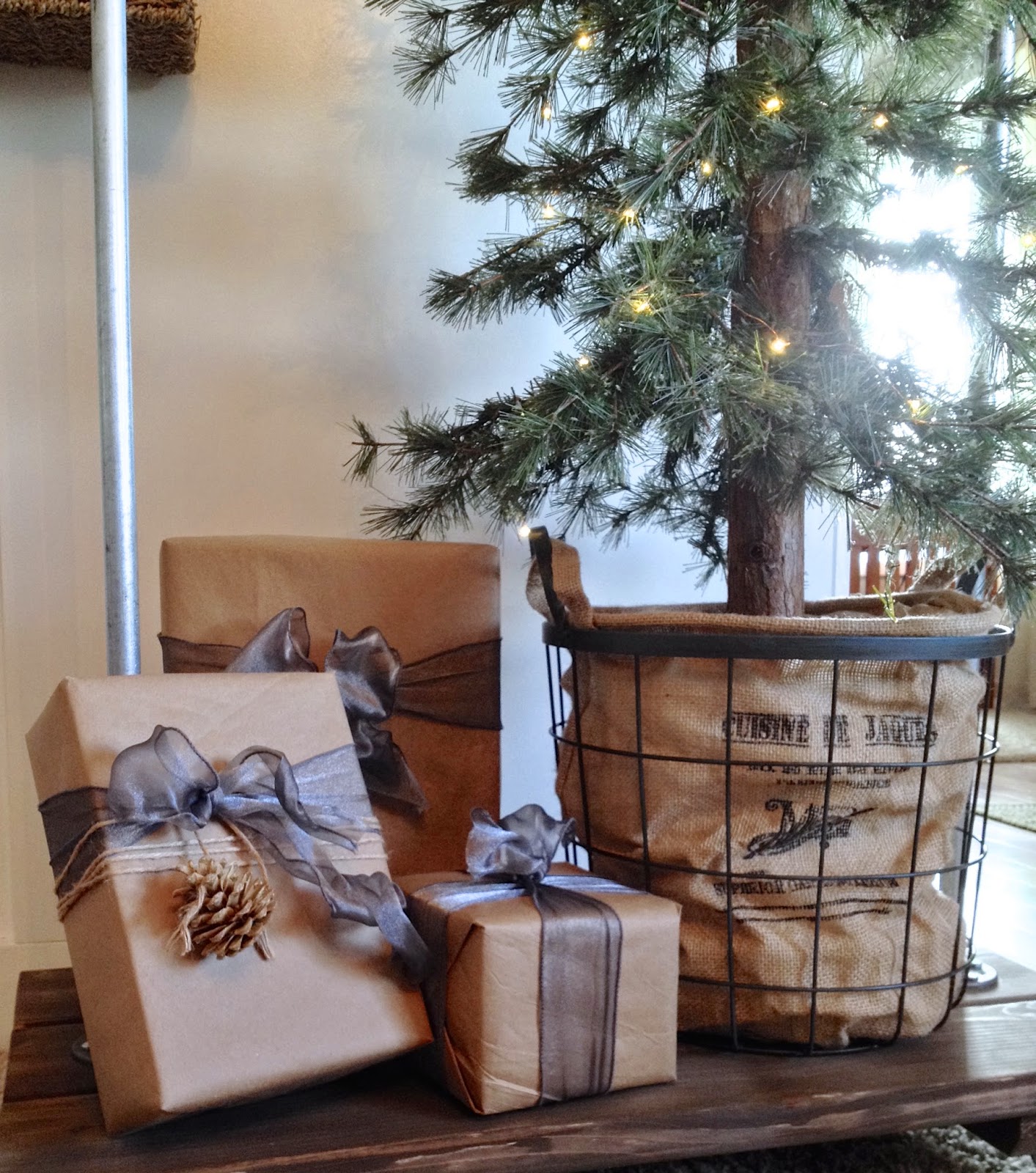her lovely nest.: Christmas wrapping ideas - rustic elements.