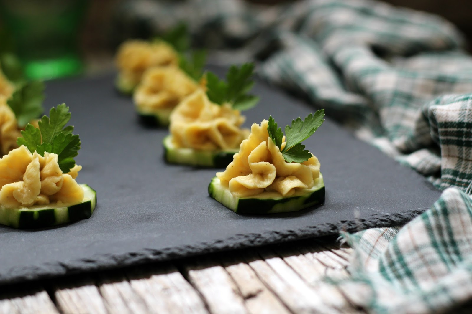 Canapés de Pepino e Hummus de Grão e Abacate para petiscar! - Dona Delicia