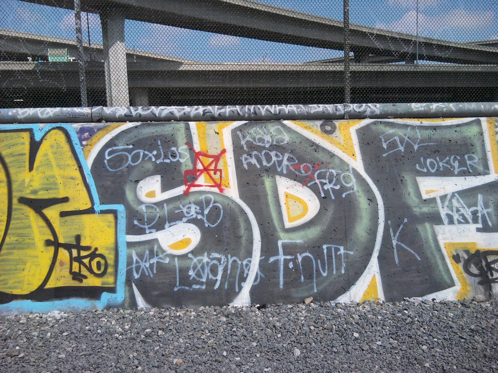 sureno 13 gangs graffiti: south los angeles 13 ( so x los )