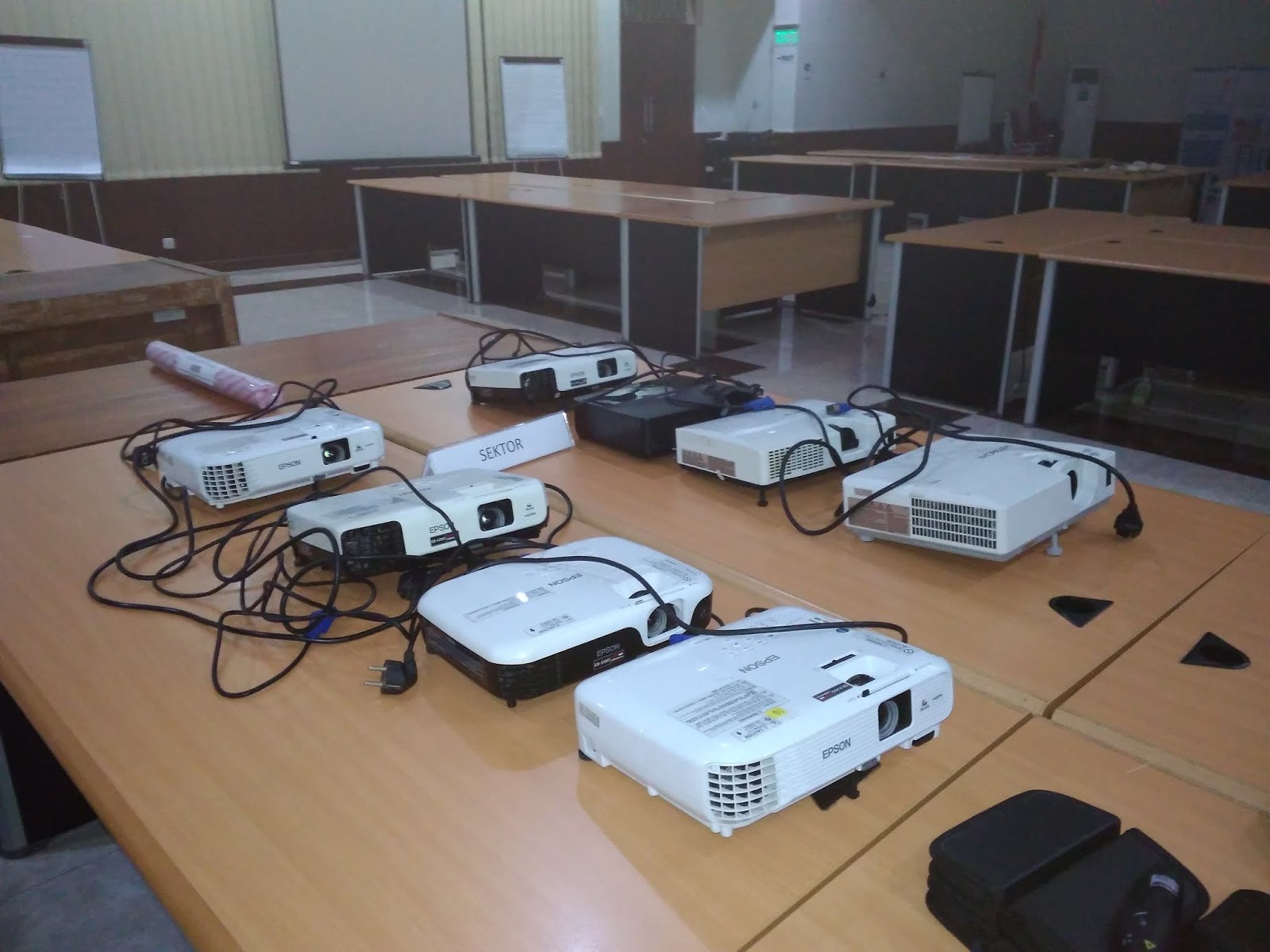 Panduan Cara Merawat Agar Proyektor Selalu Awet | Akbar Multimedia ...