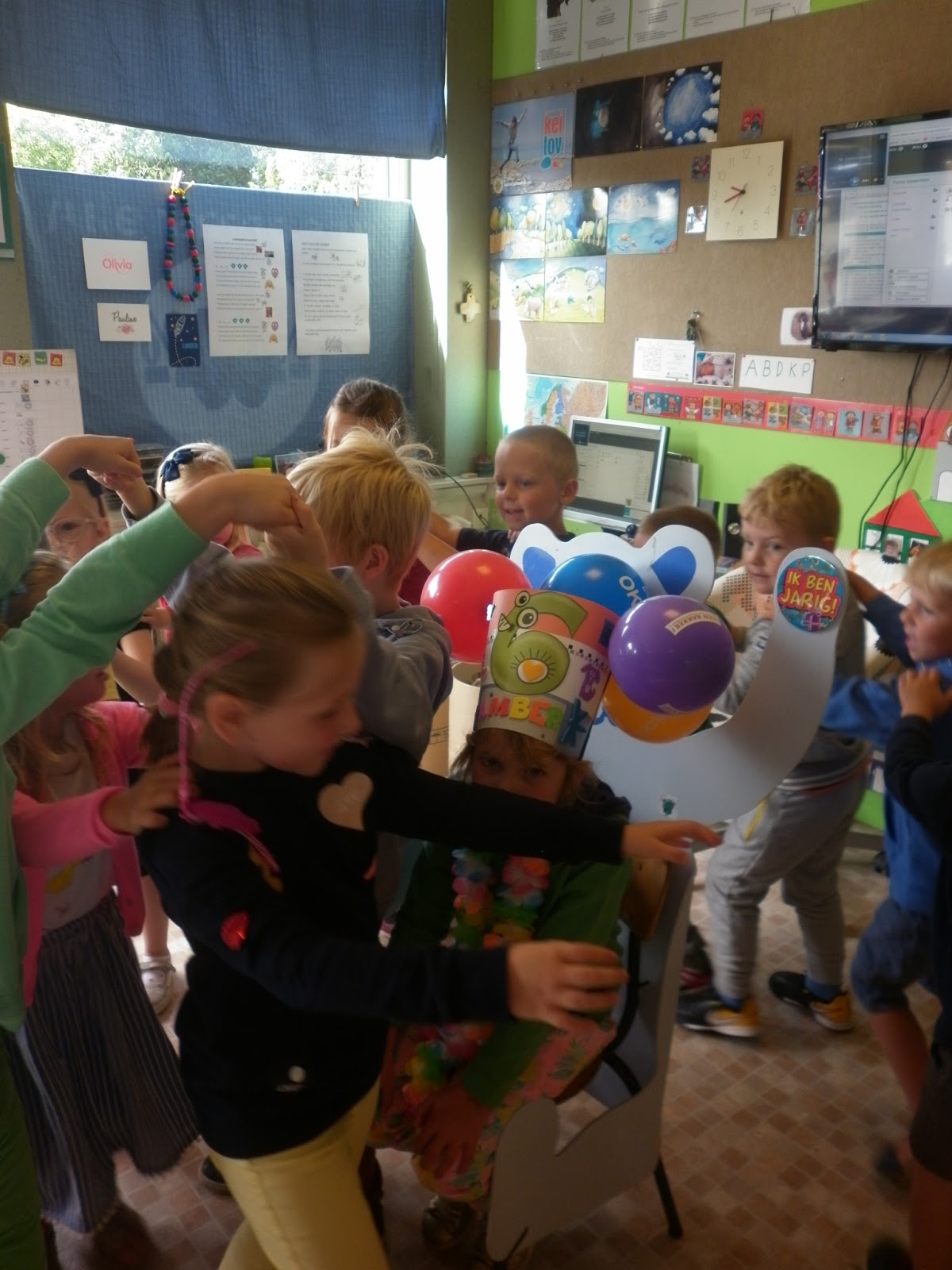 2de en 3de kleuterklas van juf Evelien: Amber wordt 6 in de grote vakantie