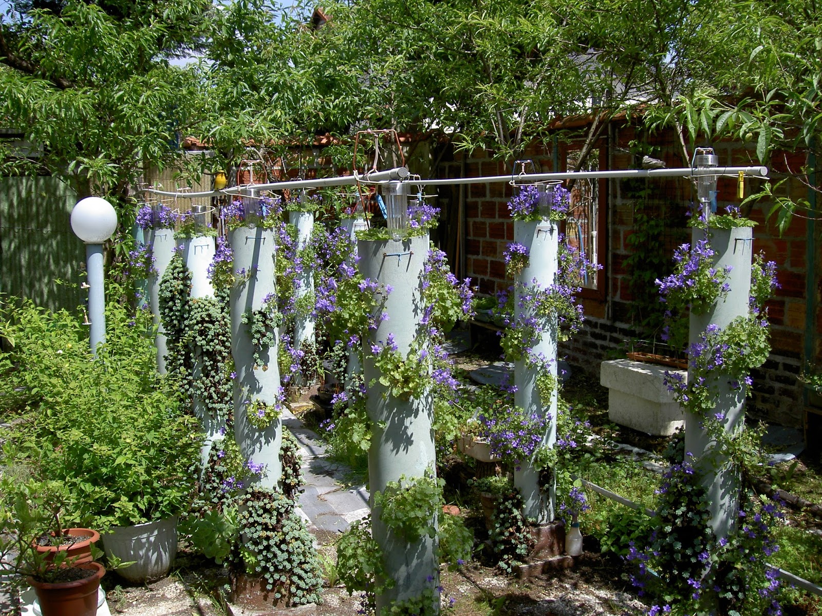 Đào Hoa: MOBILE VERTICAL PVC PIPE FLOWER GARDENS