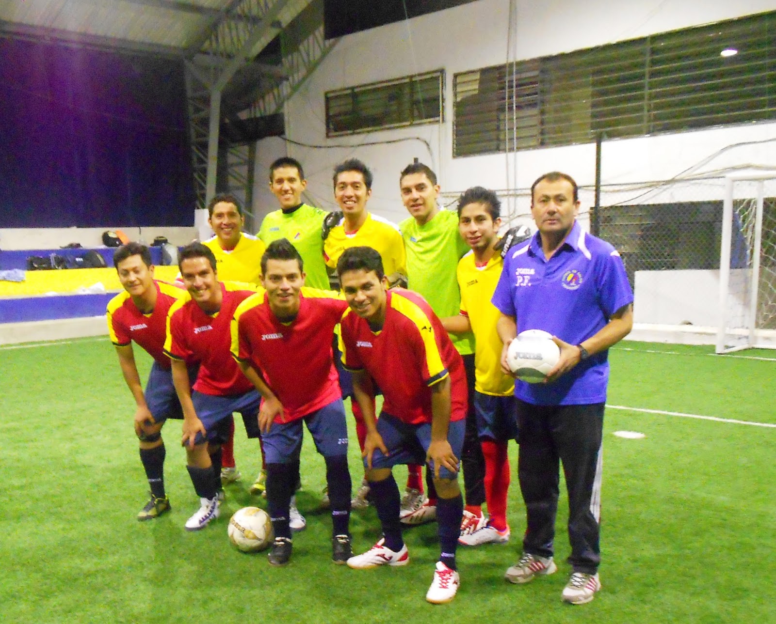 FUTBOL DE SALON DEL ECUADOR: SE ESTRENARON LOS UNIFORMES ¨JOMA¨EN EL ...