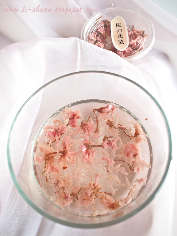 Helena's Kitchen: Sakura Cookies (樱花曲奇）