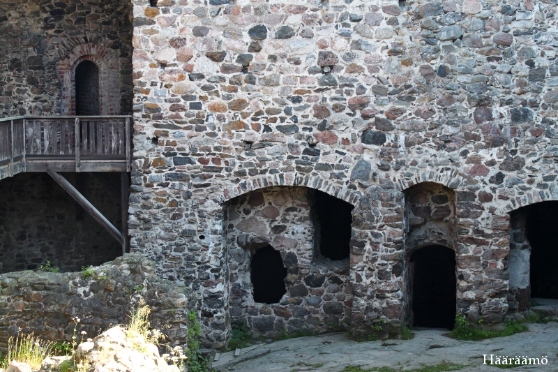 Hääräämö: Housuista hame III + Raaseporin linnan rauniot