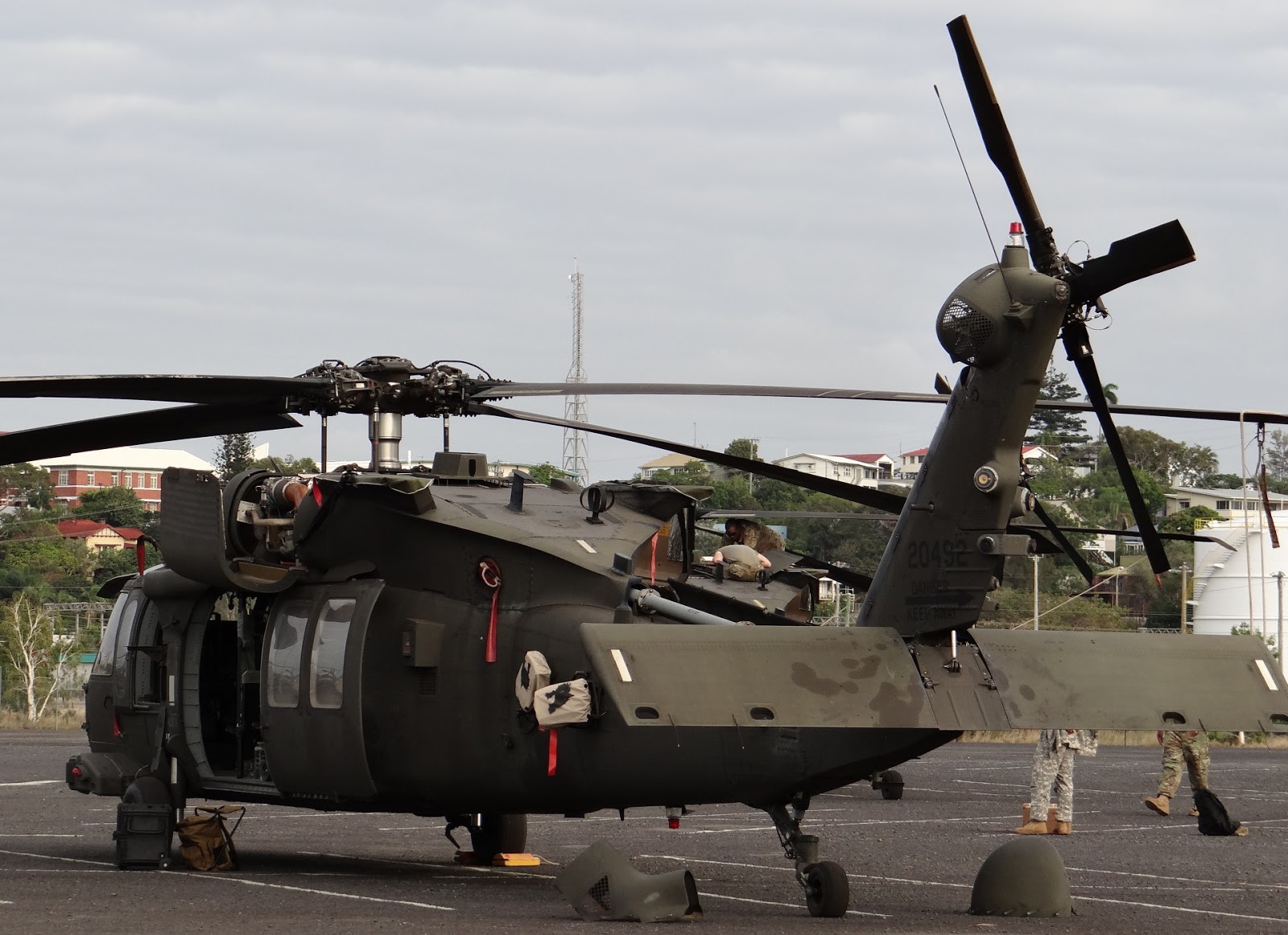 Air Queensland.blogspot: US Army Boeing AH-64 Apache and Sikorsky UH-60 ...