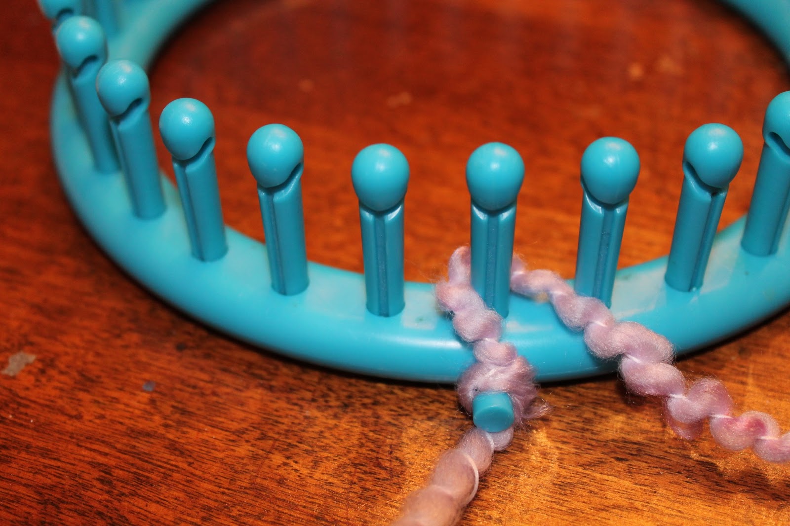 My Creative Mommy: Knitting A Hat On A Loom (and adding a pom pom!)