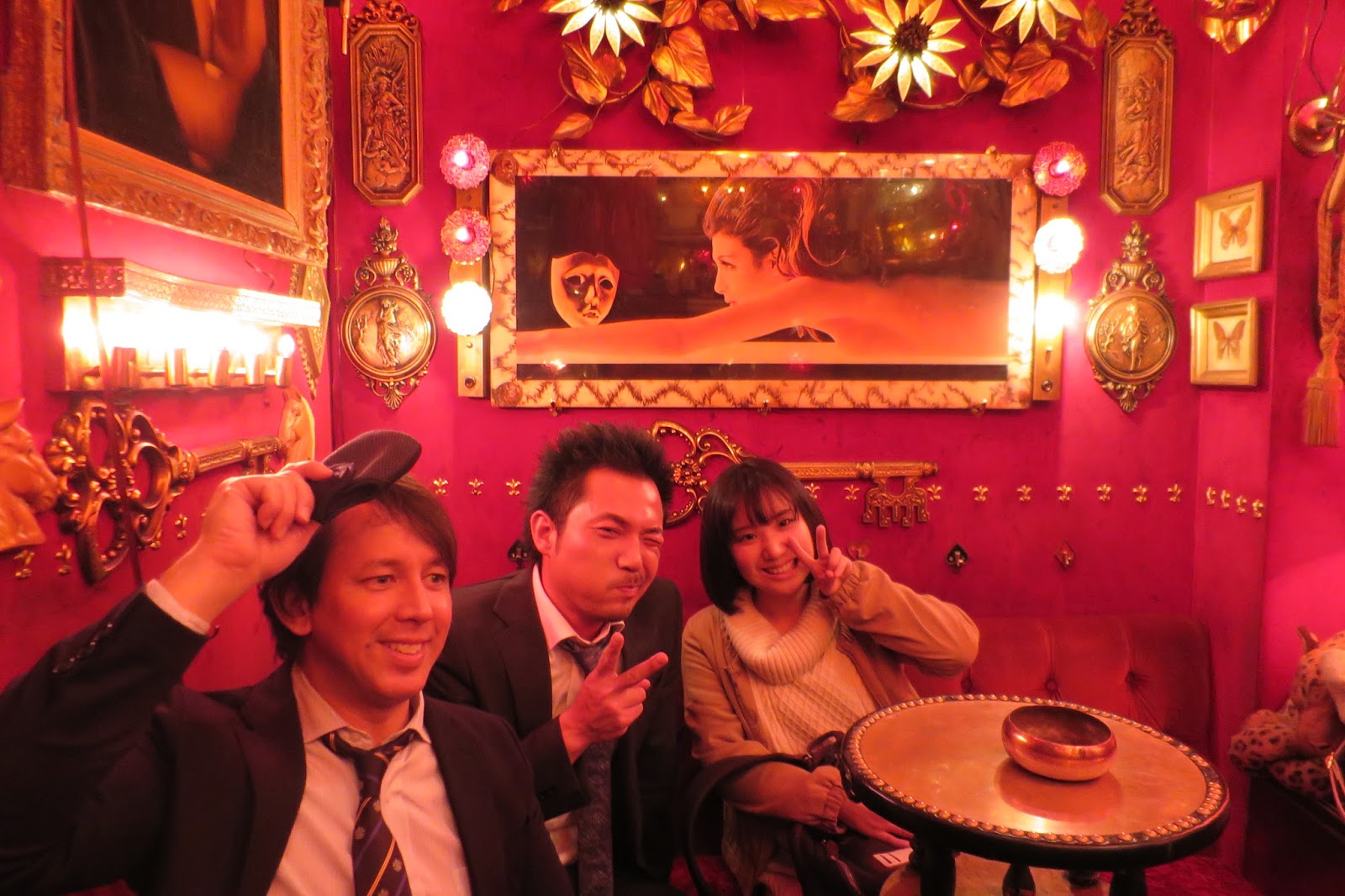 Tokyo Belly: SHIBUYA: Red Bar... red red red~ with all drinks 700yen.