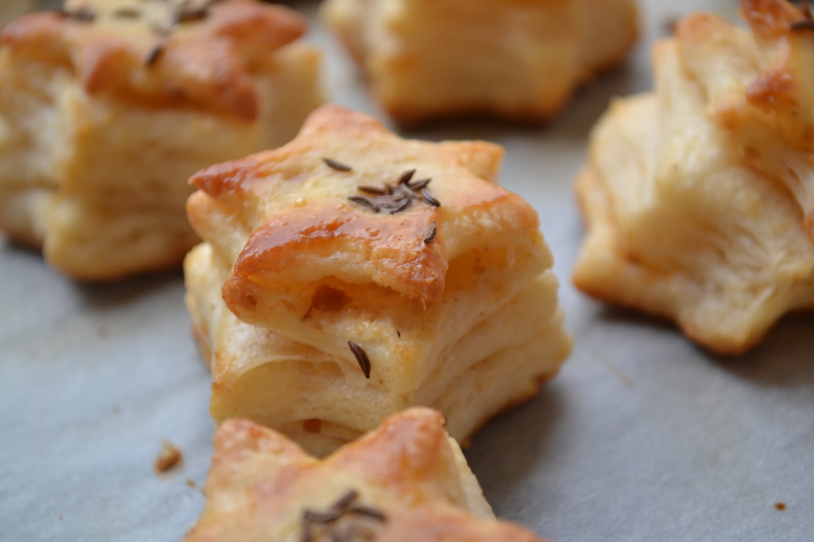 Myra's kitchen: Pogacele cu jumari