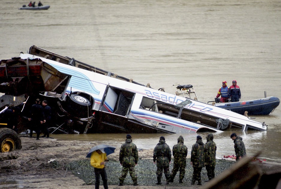 Os dias seguintes à queda da ponte de Entre-os-Rios - VIDA DE BOMBEIRO