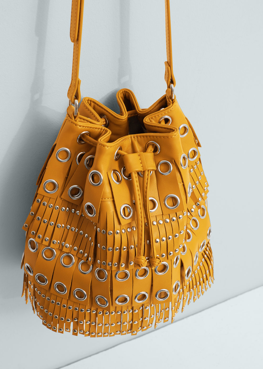 Super Achado Mango: Bolsa Tipo Saco Franjas e Tachas - ZAREAR