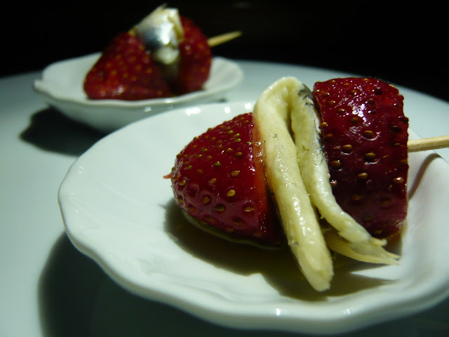 La Lengua de la Mariposa: PINCHO DE FRESA CON BOQUERÓN EN VINAGRE