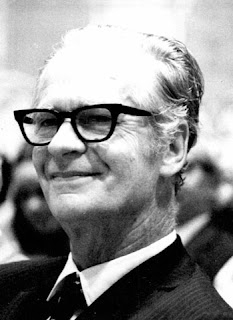 Vievied a writer of poetry (Divie): Teori Belajar Skinner