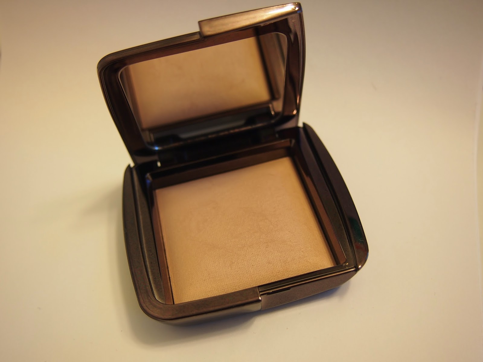 My Beauty Box: Hourglass Ambient Lighting Powder in Dim Light Review
