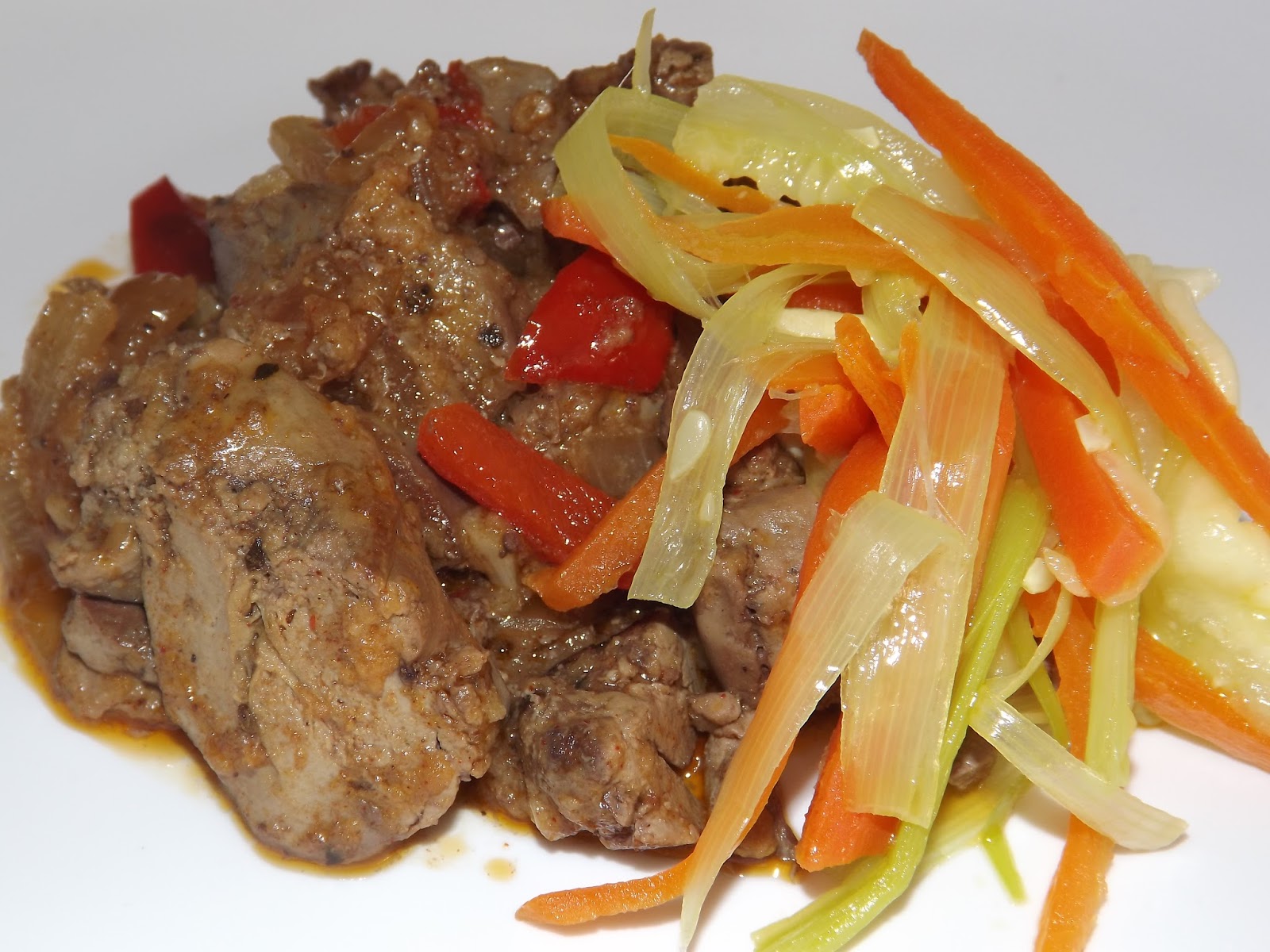 Higado de pollo con verduras